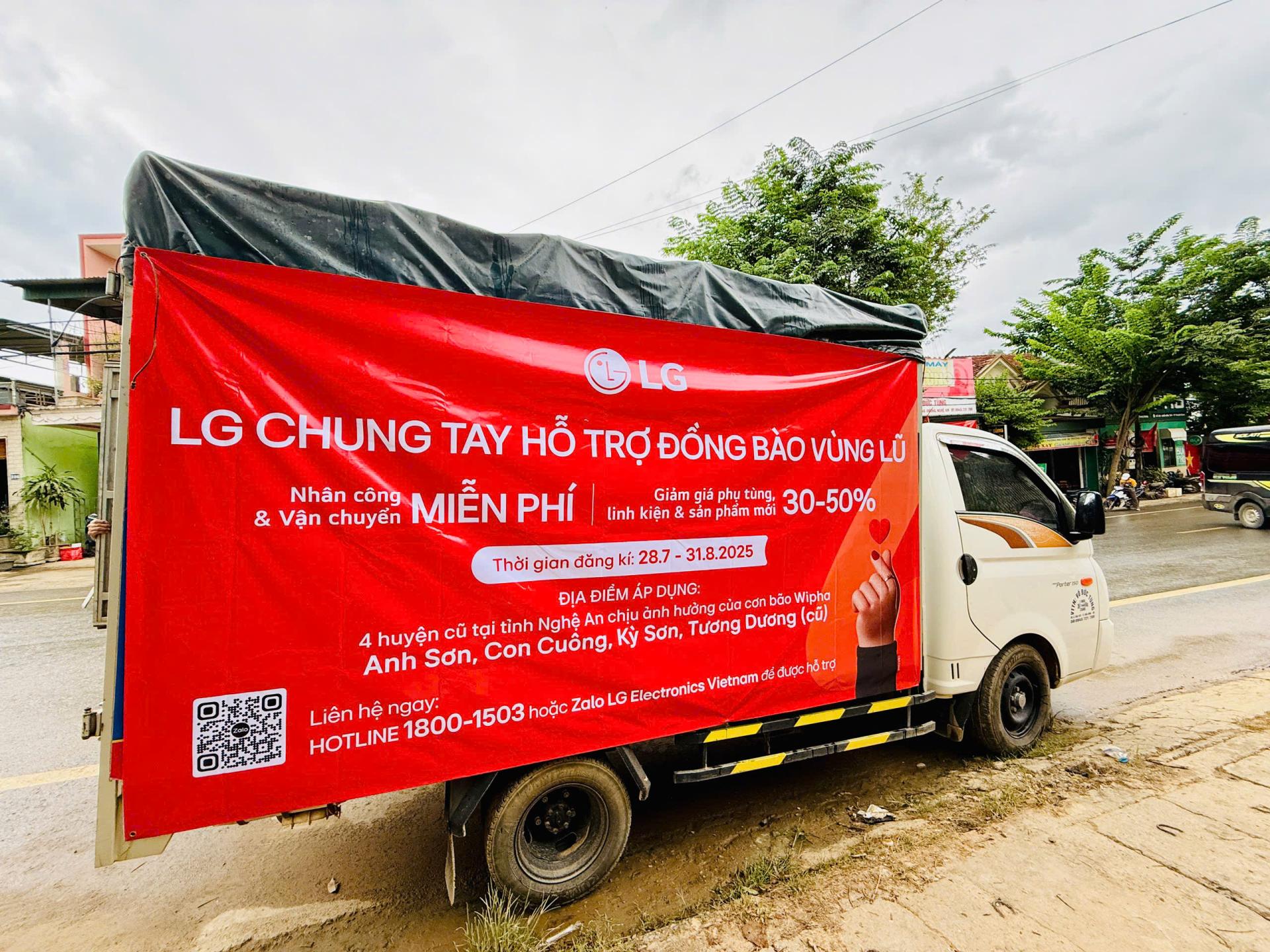 LG hỗ trợ sửa thiết bị điện tử cho người dân vùng lũ Nghệ An, Điện Biên